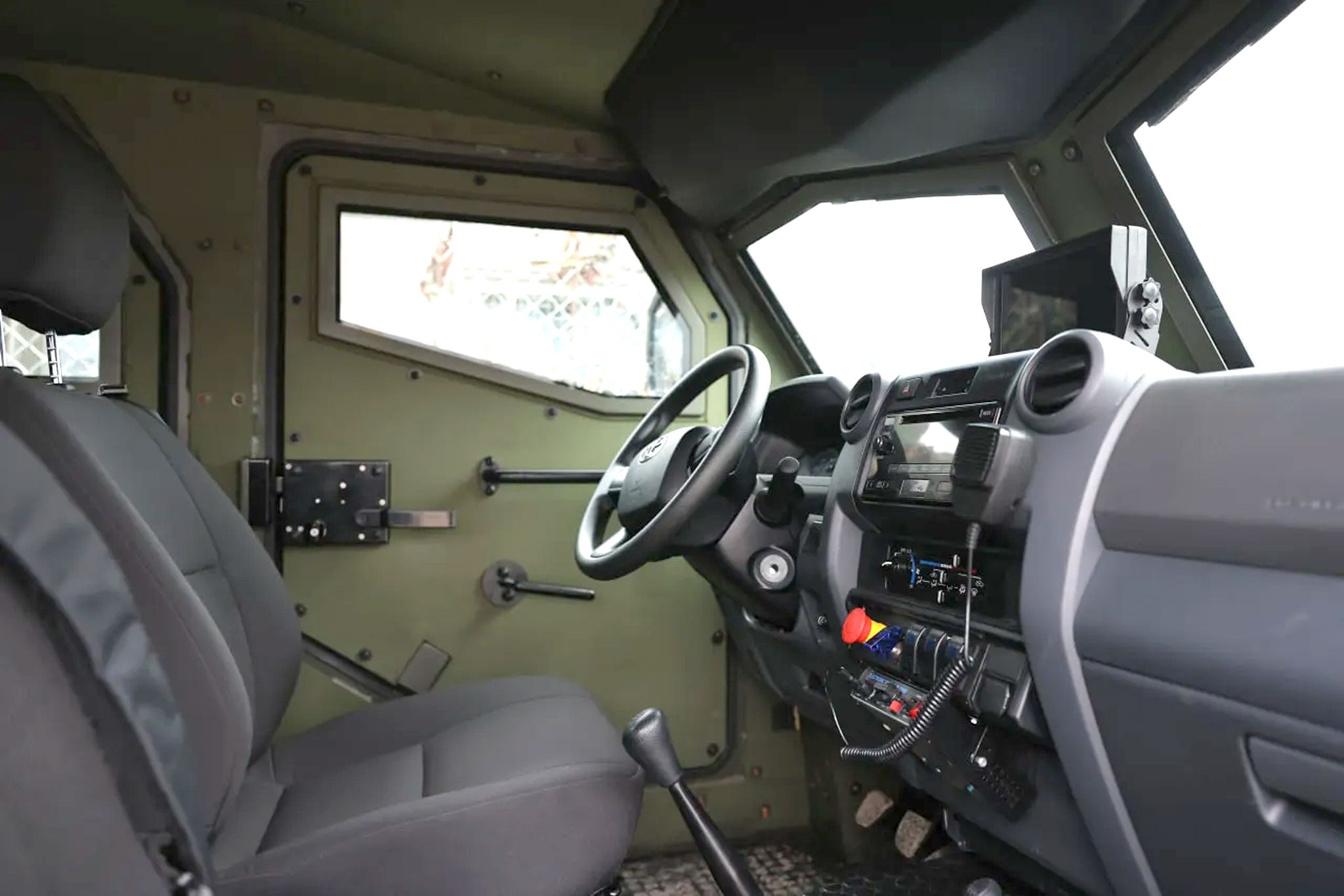 Бронеавто на базі Toyota Land Cruiser 79 - UAT-TISA - Auto24