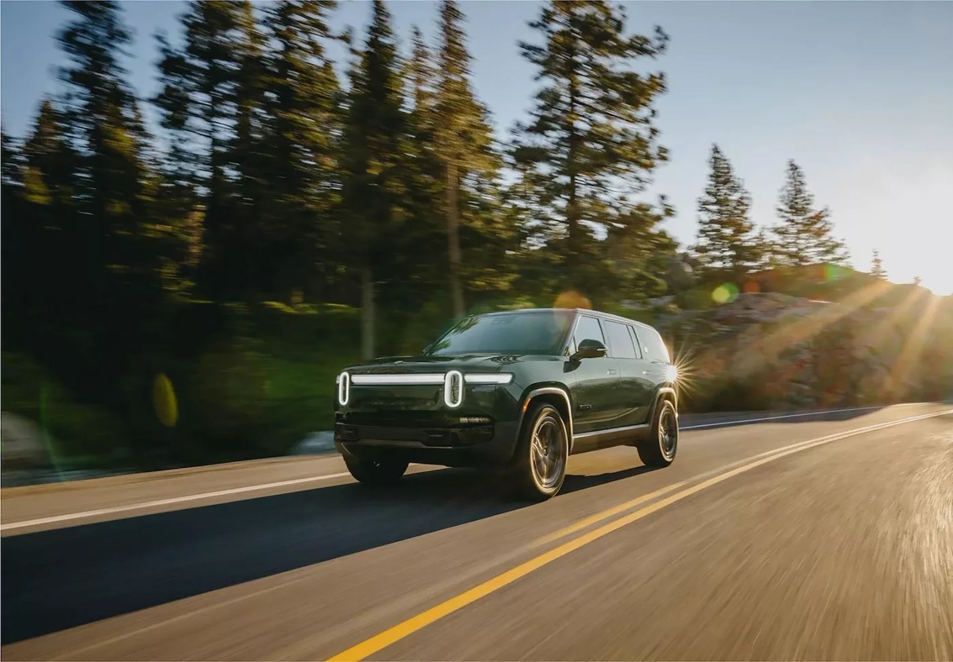 Дебютировали новые Rivian R1S и R1T мощностью 1039 лошадиных сил - Auto24