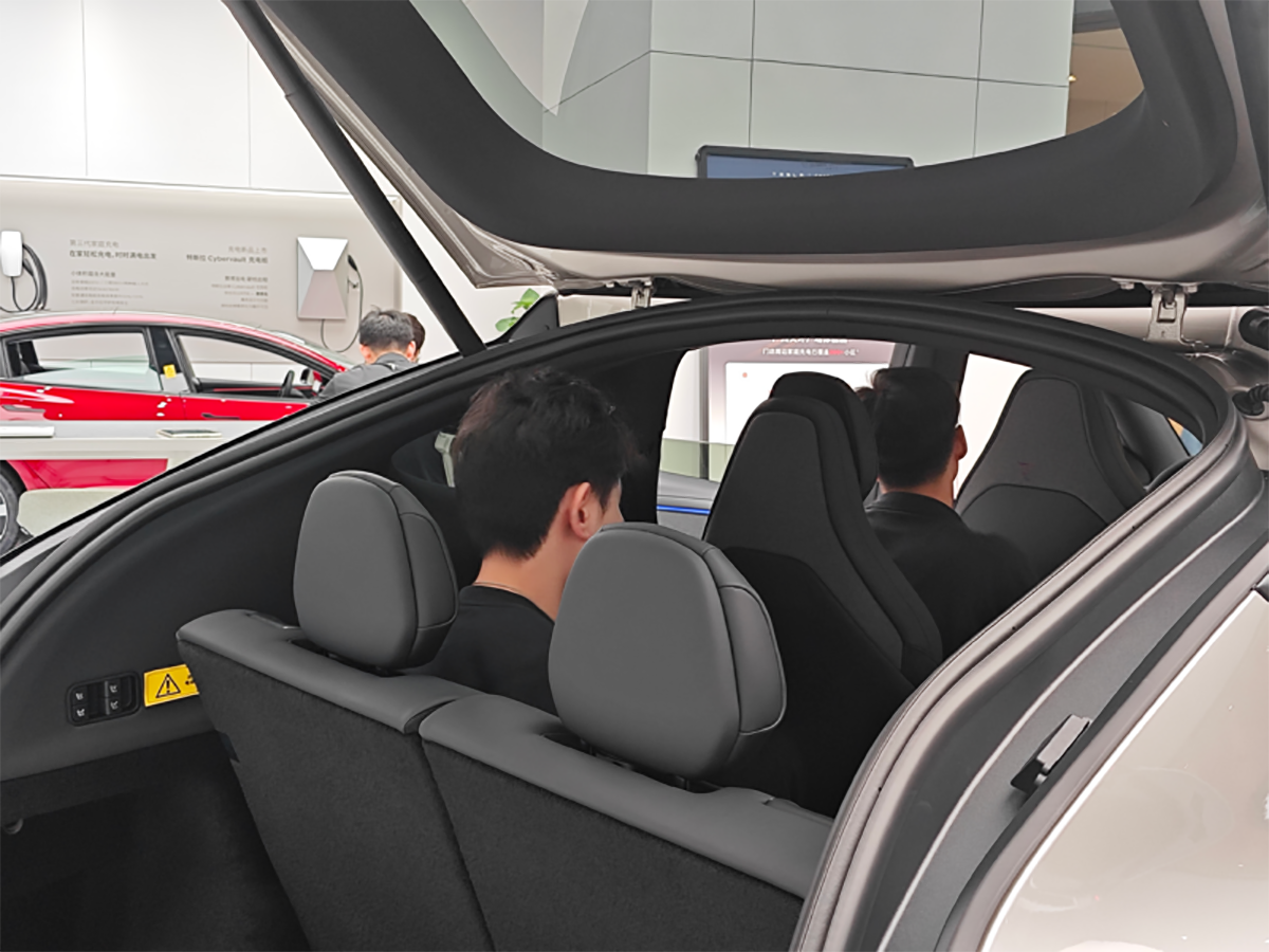 Новая Tesla Model YL, как оказалось, имеет неудобный третий ряд сидений ...
