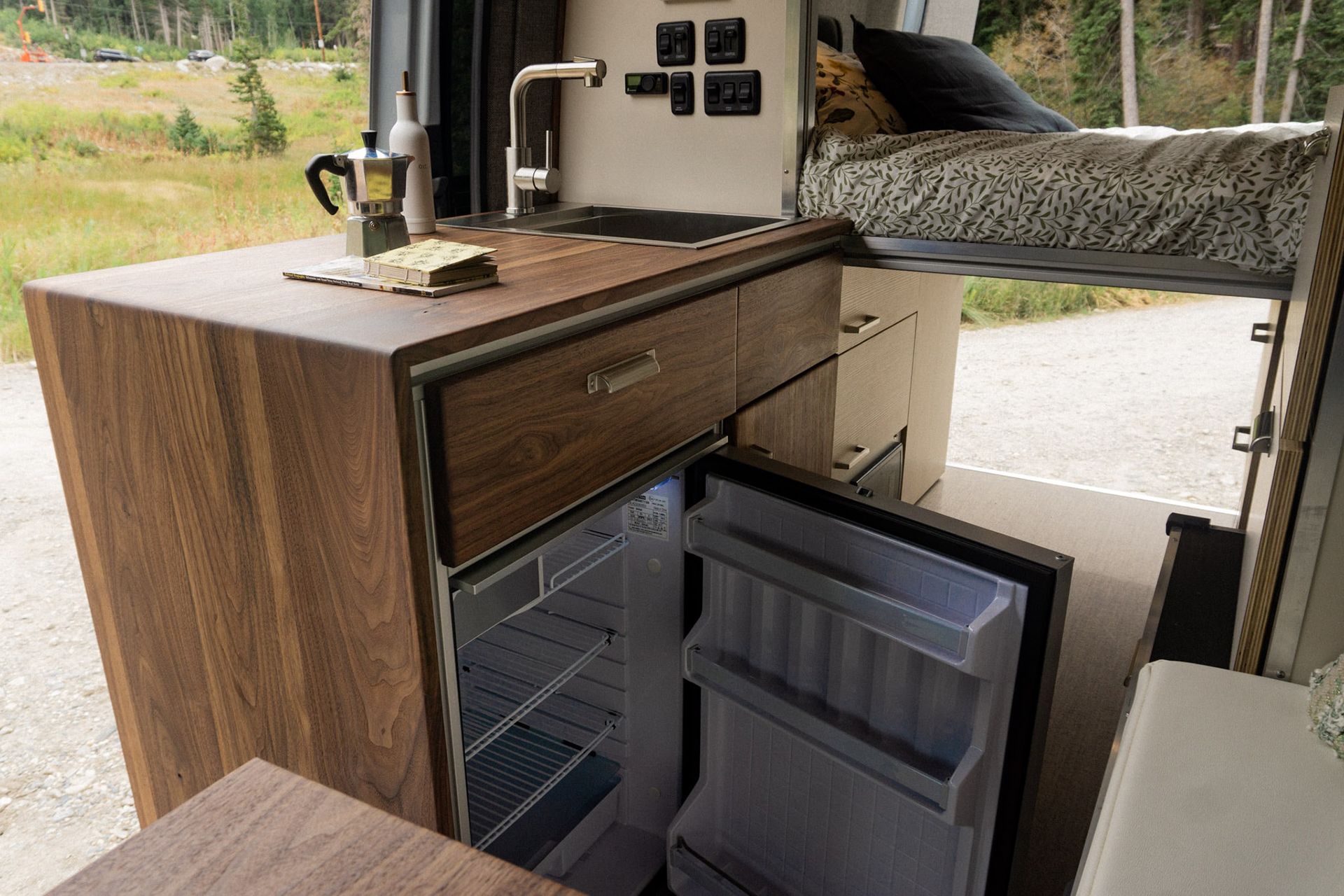 Как выглядит роскошный кемпер на базе Mercedes-Benz Sprinter: фото ...