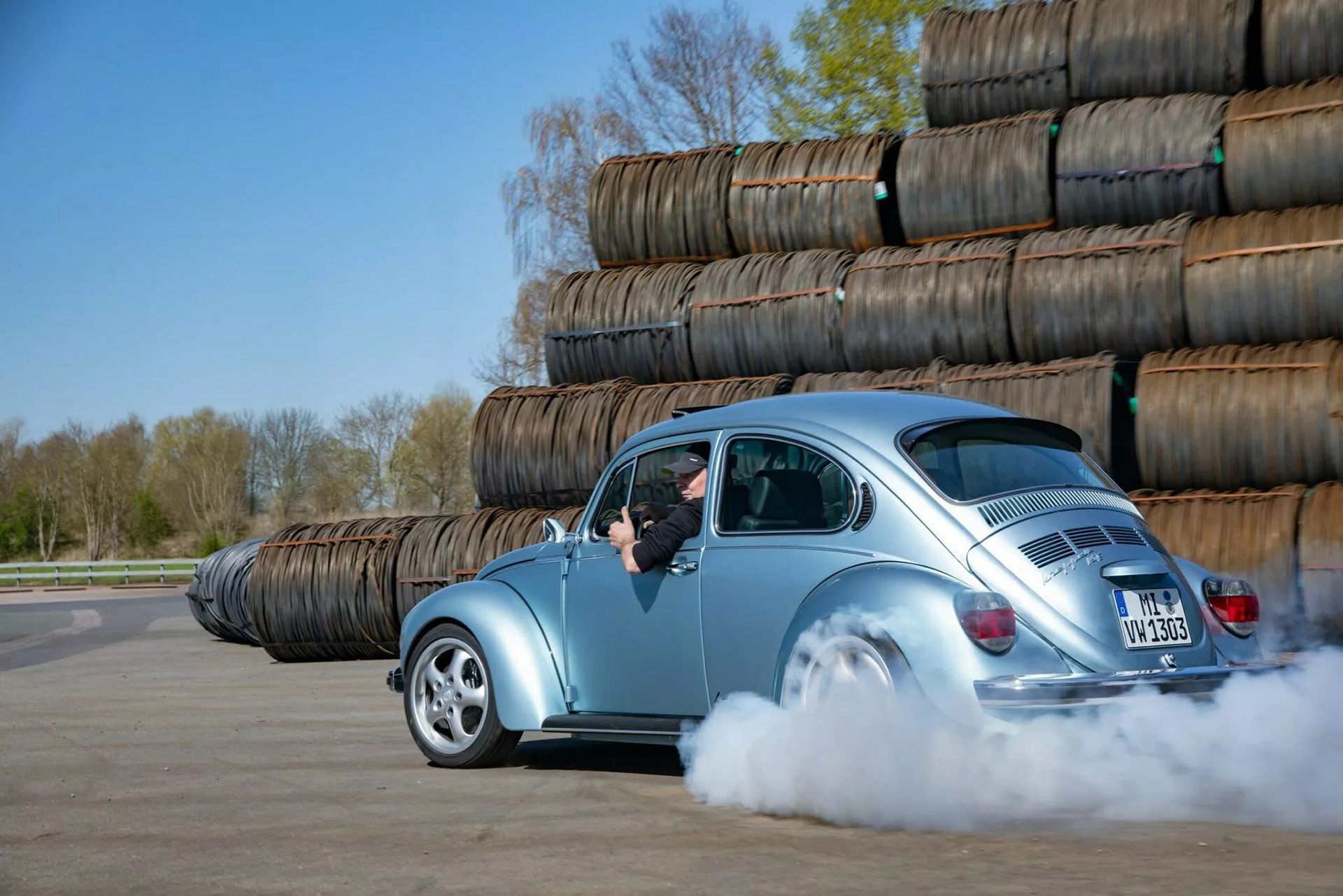 Старий VW Beetle перетворили на електромонстра швидше за Porsche 911 ...